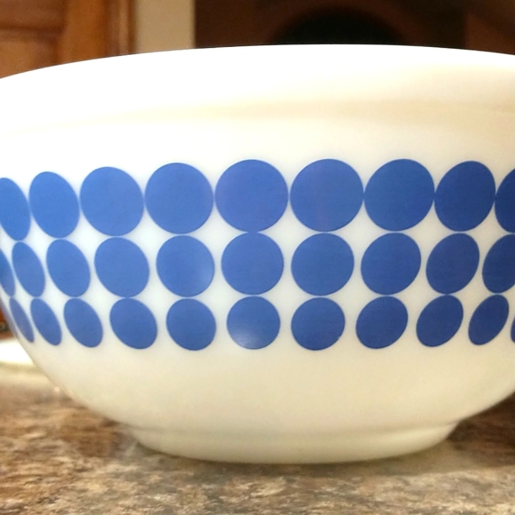 Pyrex | Kitchen | Vintage 95s Original Pyrex Serving Bowl With Lid ...